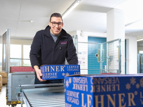 Lehner Versand: Marco packt's